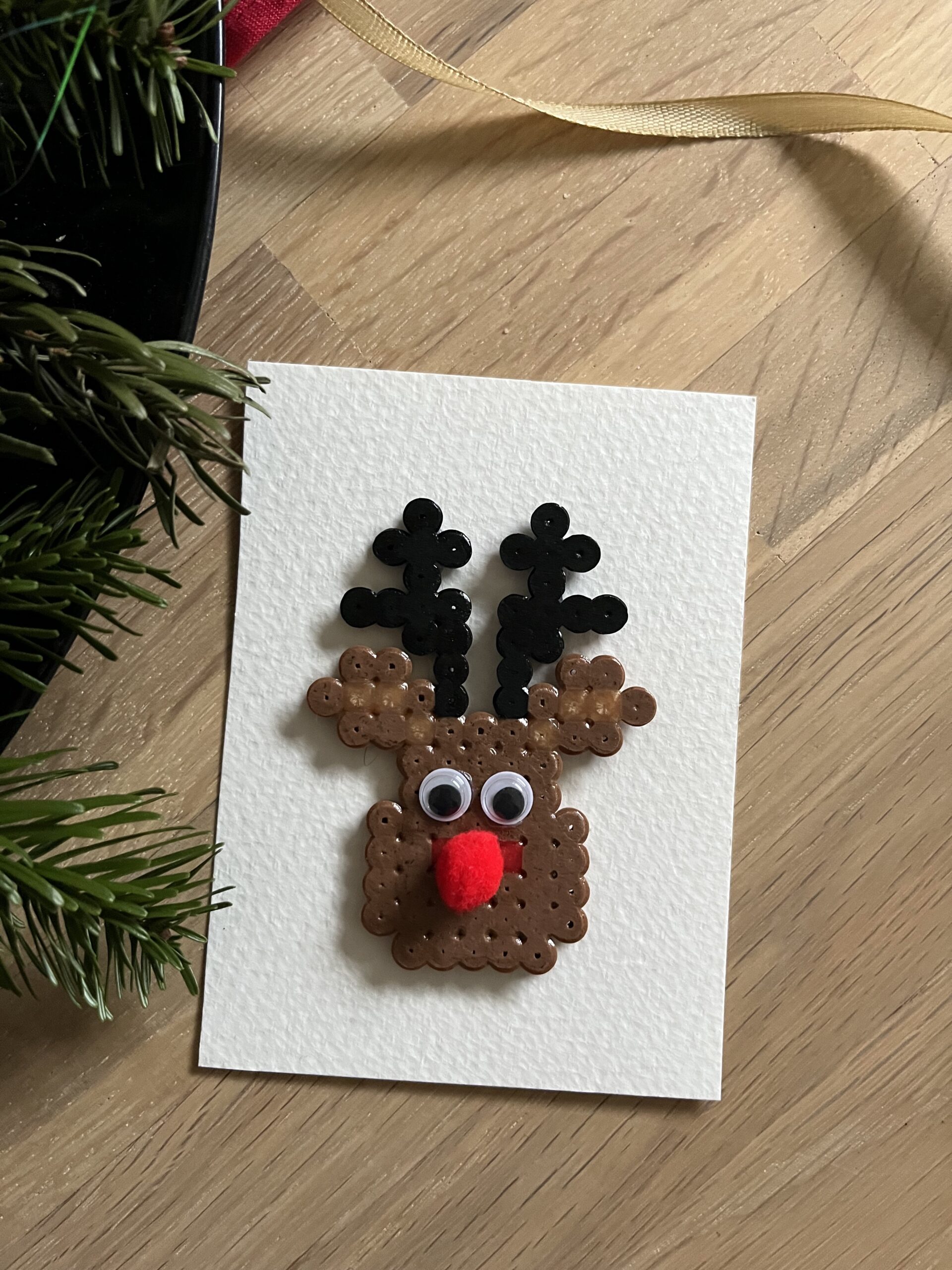 DIY Julekort med hamaperler - Rensdyr - chokomils