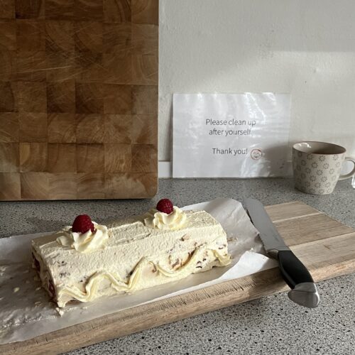 Pavlova-roulade med vaniljecreme og friske bær - chokomils