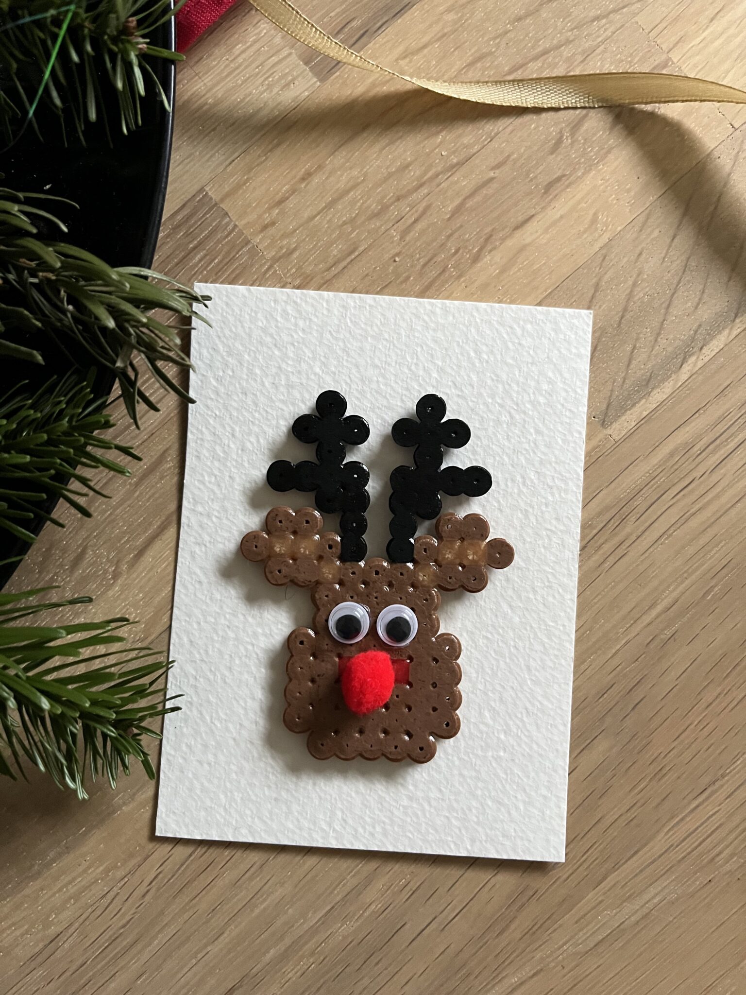 DIY Julekort med hamaperler - Rensdyr - chokomils