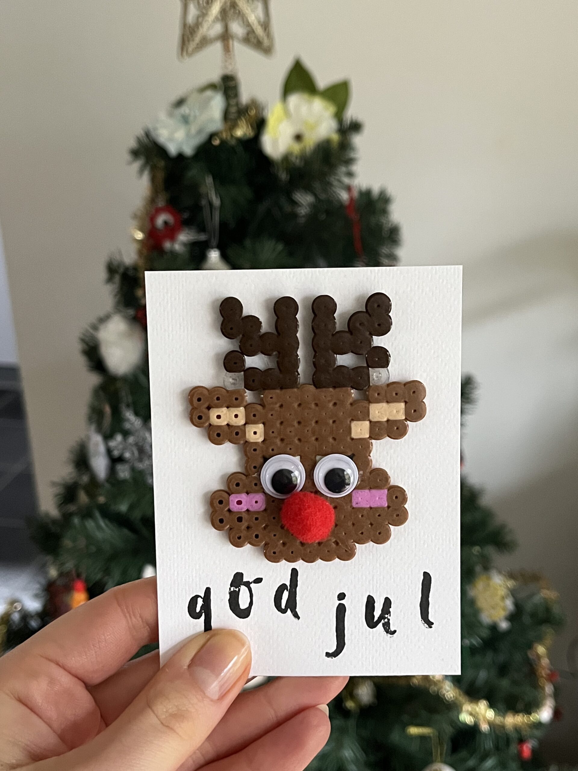 DIY Julekort med hamaperler - Rensdyr - chokomils